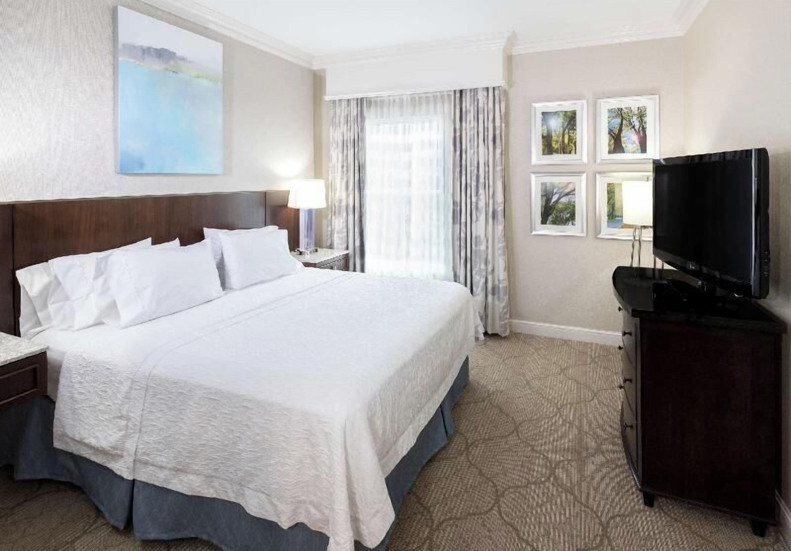 Cofres nos quartos, escrivaninha, espaço de trabalho para notebook