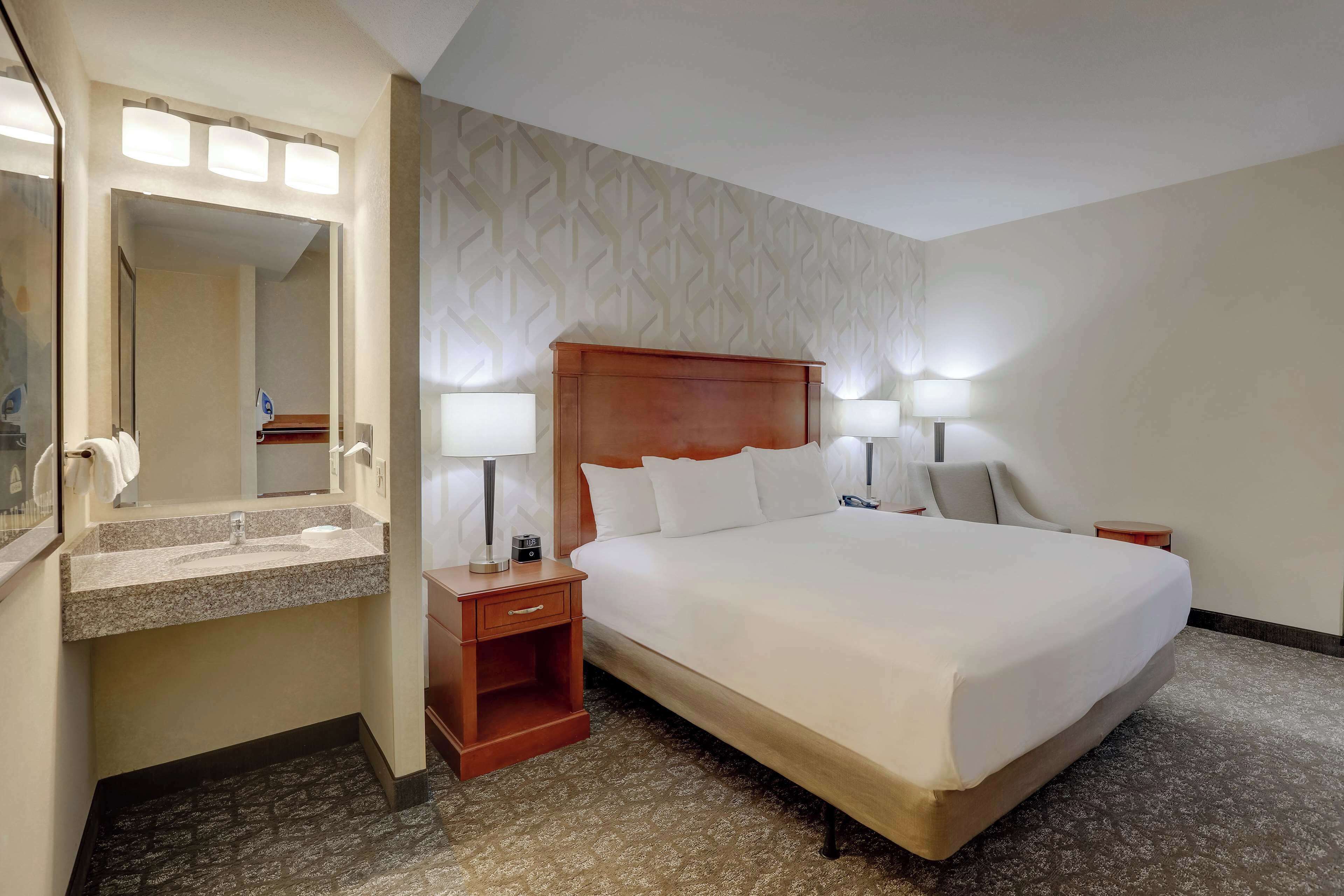 Quarto Deluxe, 1 cama king-size, acessível, frigorífico e micro-ondas (Roll in Shower) | Secretária, cortinas/cortinados opacos, ferro/tábua de engomar 