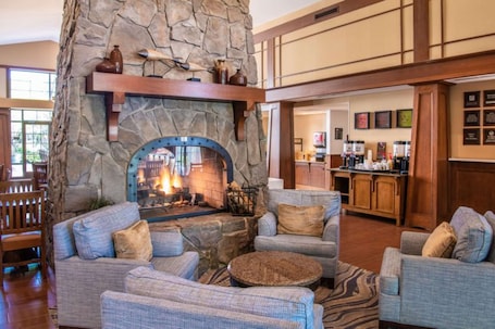 Lobby. Hampton Inn & Suites Rochester/Victor