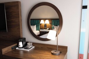 Duas camas de casal | Roupa de alta qualidade, edredões de penas, cofre no quarto 