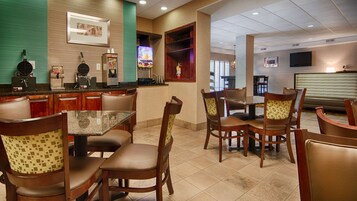 Café da manhã com buffet grátis todos os dias