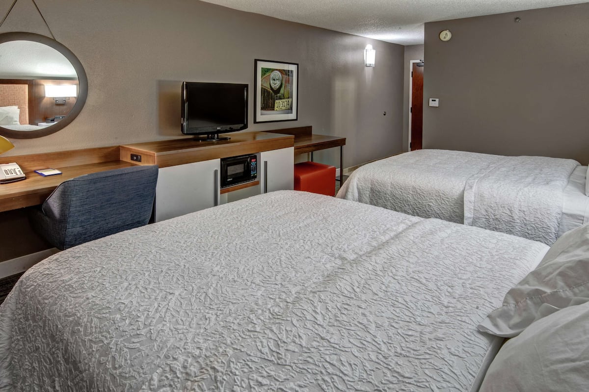 Quarto, 2 camas Queen, para não fumantes | Cofres nos quartos, ferros/tábuas de passar roupa, berços grátis