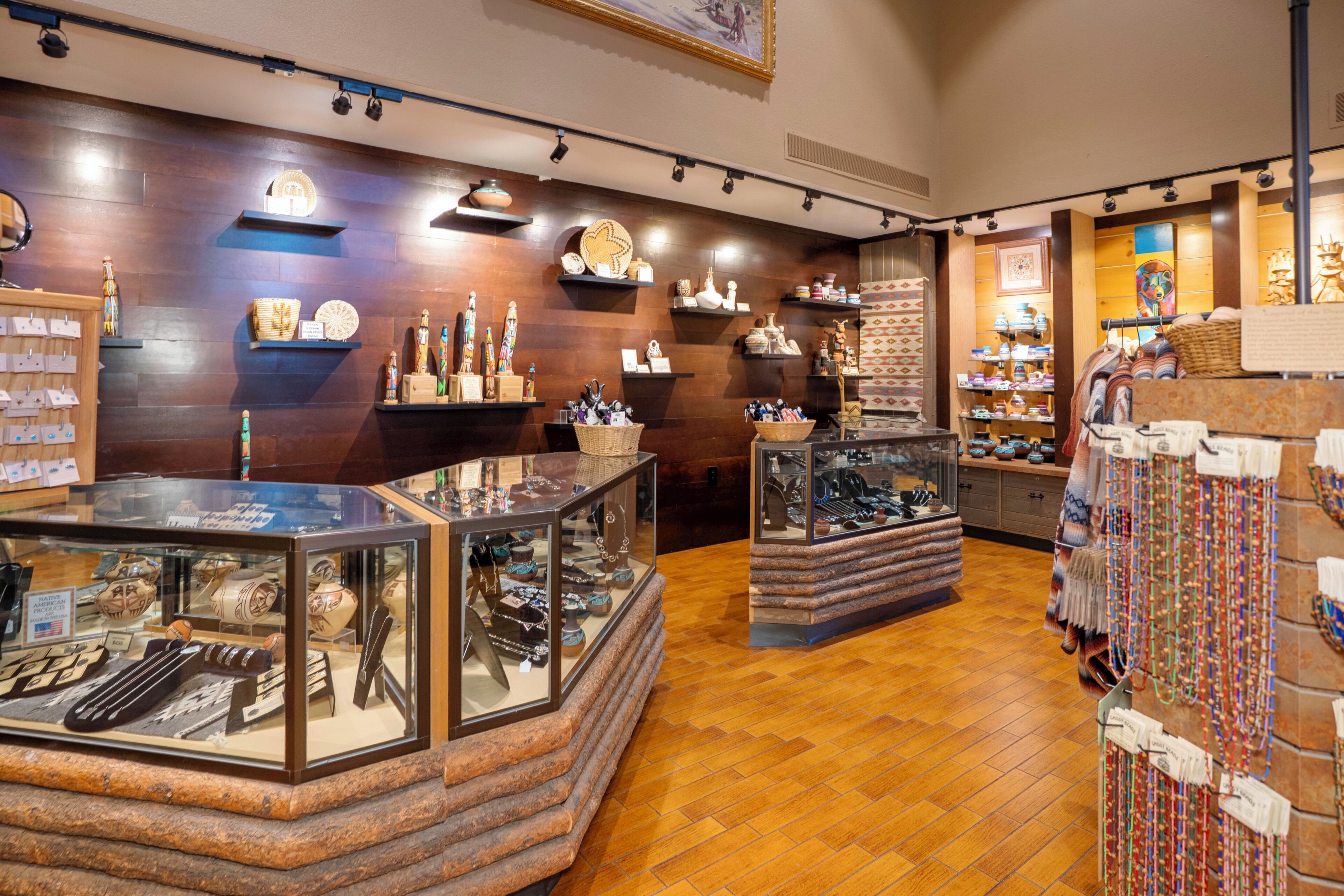 Loja bem iluminada, com piso de madeira e prateleiras exibindo diversos produtos.