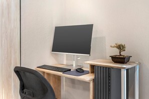 Suite, 1 cama queen-size, acessível, não fumadores (Efficiency) | Secretária, cortinas/cortinados opacos, ferro/tábua de engomar 