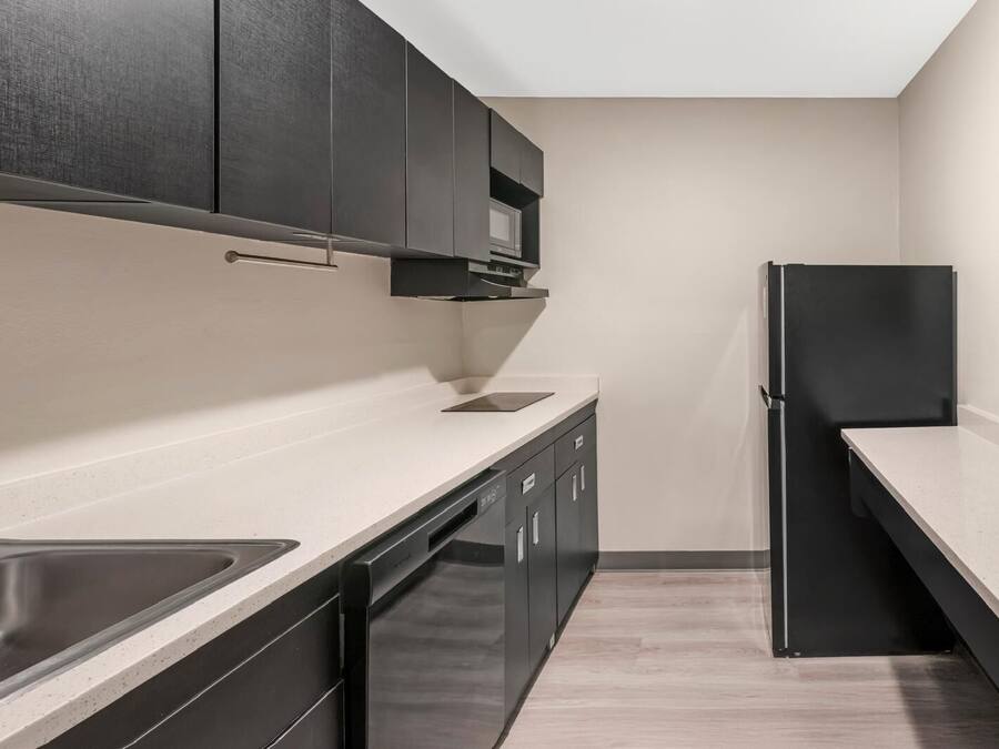 Suite, 1 cama queen-size, não fumadores (Efficiency) | Cozinha privada | Um frigorífico/congelador grande, um micro-ondas, um forno