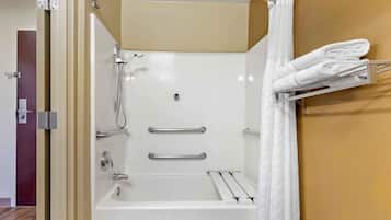 Estúdio, 1 cama queen-size, acessível, não fumadores | Casa de banho | Um polibã, toalhas fornecidas