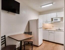 Um frigorífico, um micro-ondas, uma placa de cozinha 