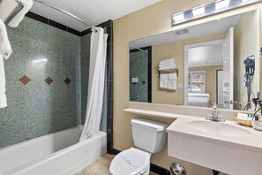Quarto | Casa de banho | Uma combinação polibã/banheira, artigos de higiene pessoal grátis 