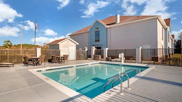 Piscina externa sazonal, funciona das 9h às 21h, guarda-sóis
