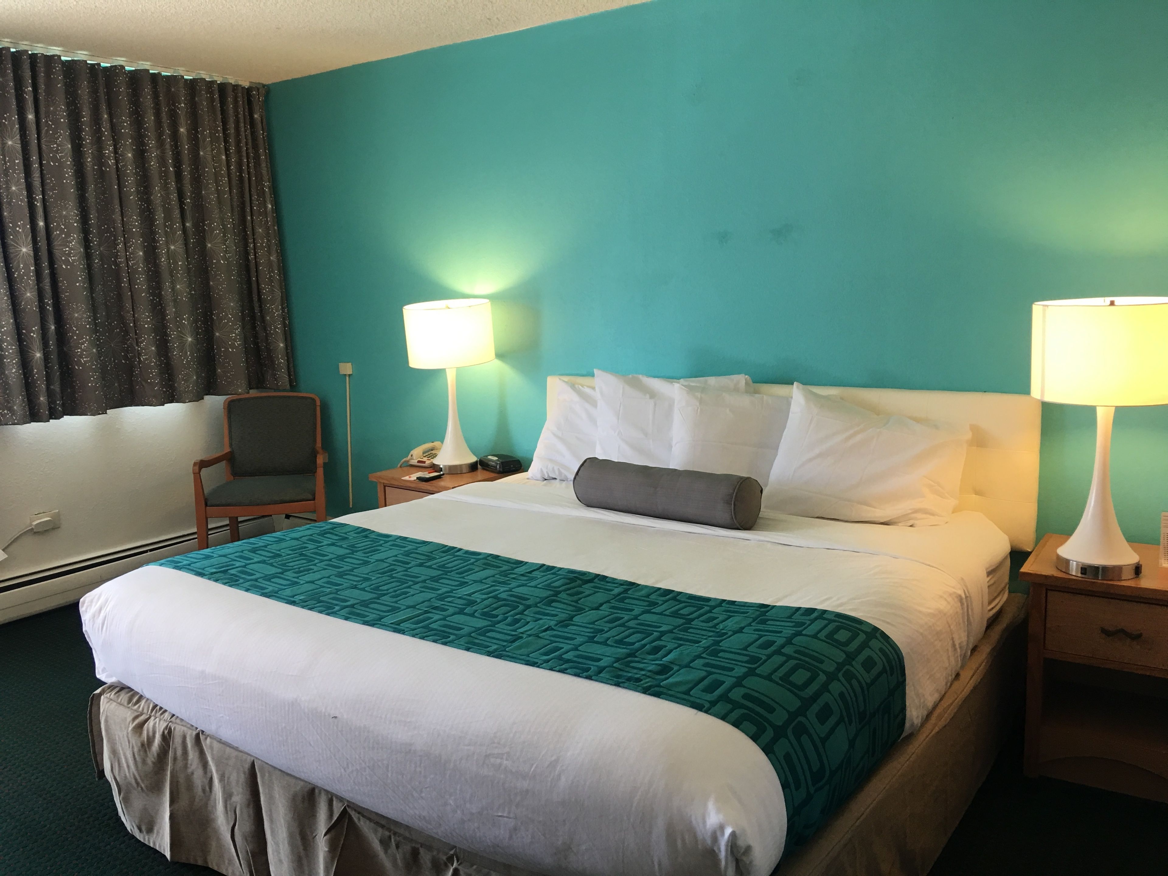 Roupas de cama premium, escrivaninha, espaço de trabalho para notebook