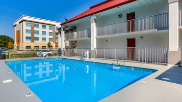 Piscina exterior sazonal, guarda-sóis, espreguiçadeiras