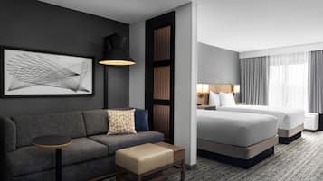 Quarto (Two Double Beds with Sofa Bed) | Roupa de alta qualidade, edredões de penas, camas de colchão pillowtop