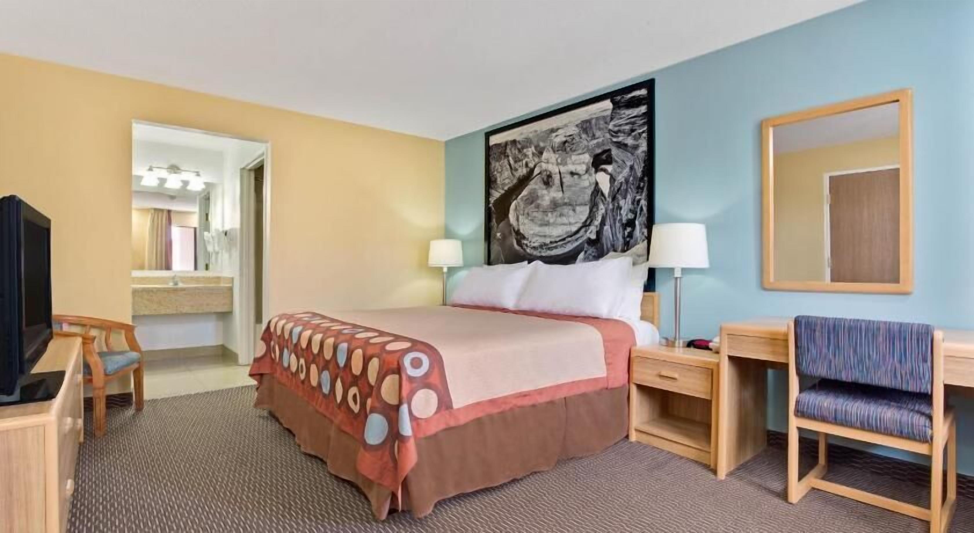 Com mobília individualizada, secretária 