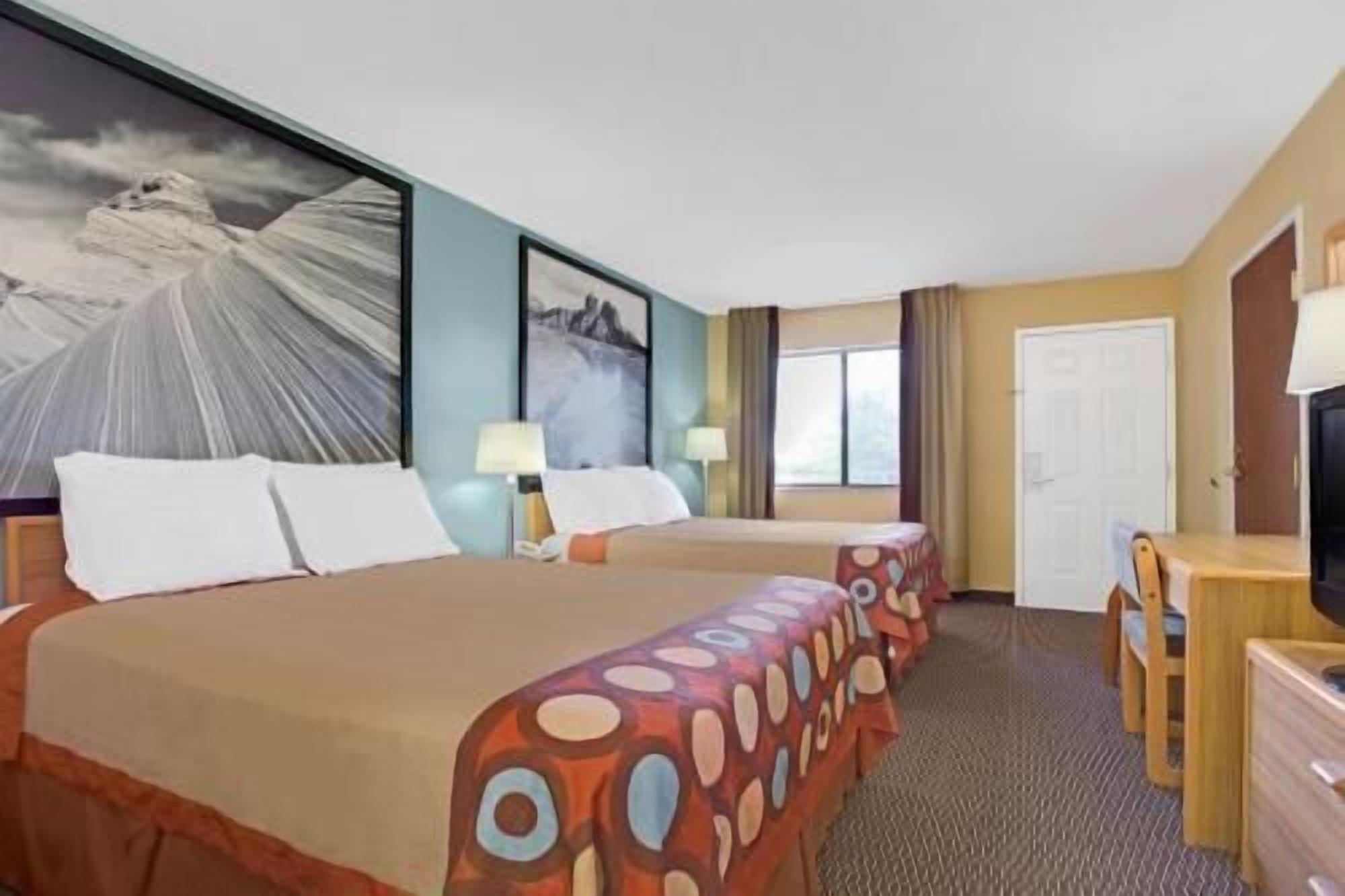 Com mobília individualizada, secretária 