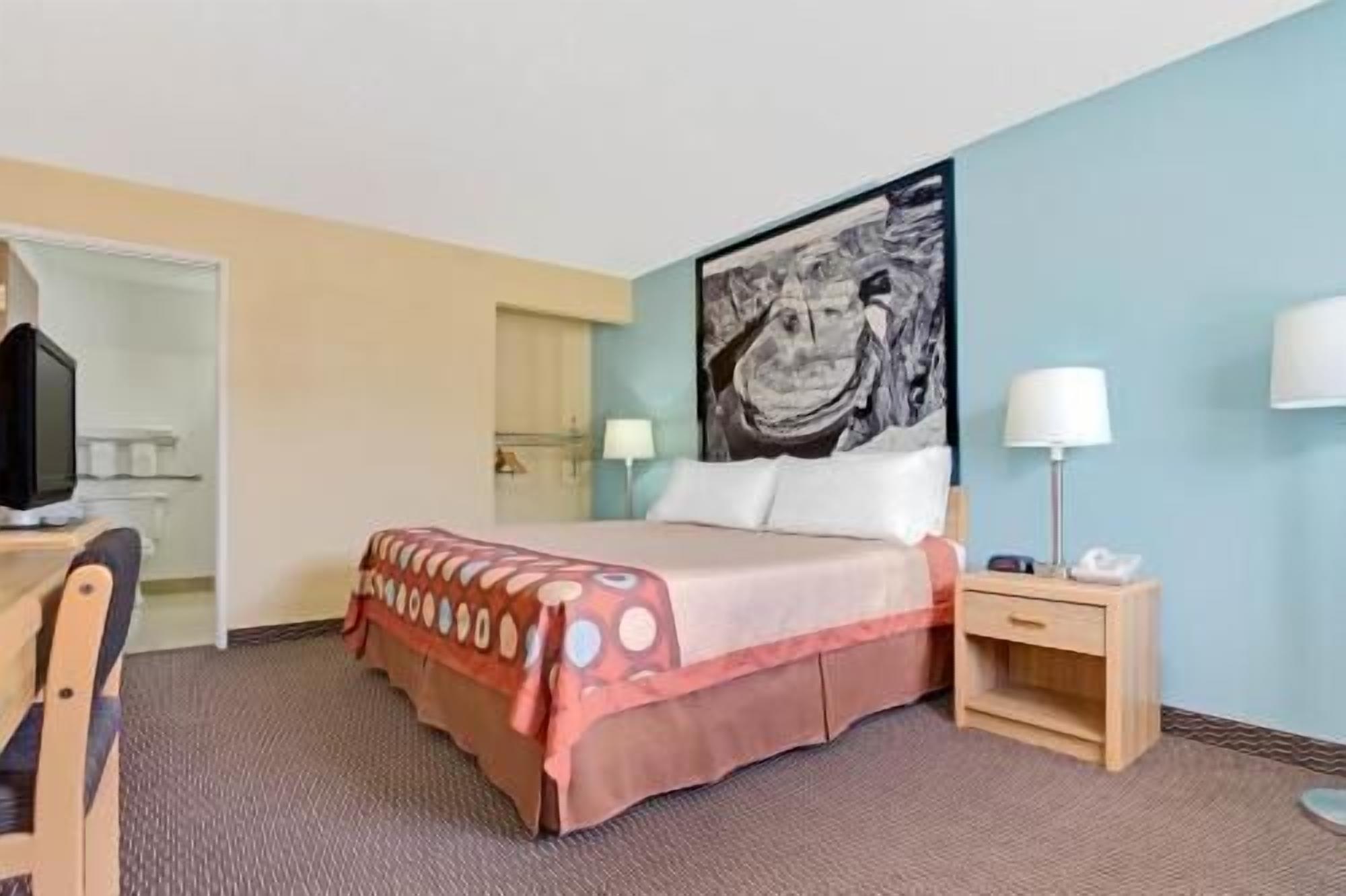 Com mobília individualizada, secretária 