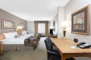 Cofre no quarto, secretária, cortinas/cortinados opacos 