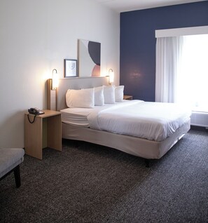 Secretária, cortinas/cortinados opacos, ferro/tábua de engomar 