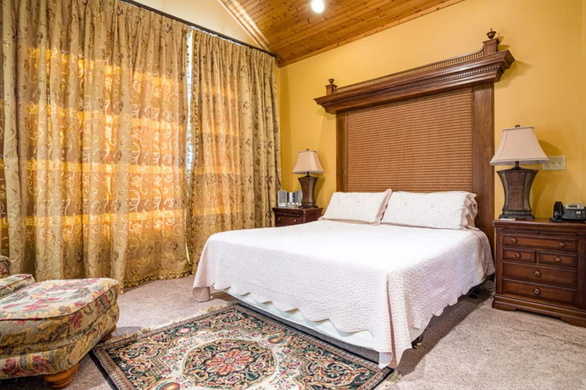 Quarto | Roupa de alta qualidade, camas de colchão pillowtop, secretária 