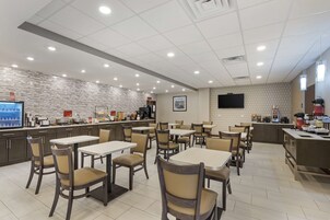 Café da manhã completo grátis todos os dias