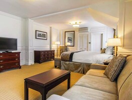 Suíte, várias camas | Cofres nos quartos, Wi-Fi de cortesia, roupa de cama