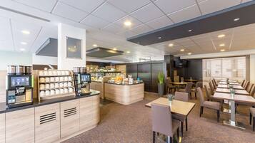 Café da manhã com buffet diário (EUR 23.00 por pessoa)