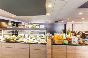Café da manhã com buffet diário (EUR 23.00 por pessoa) 