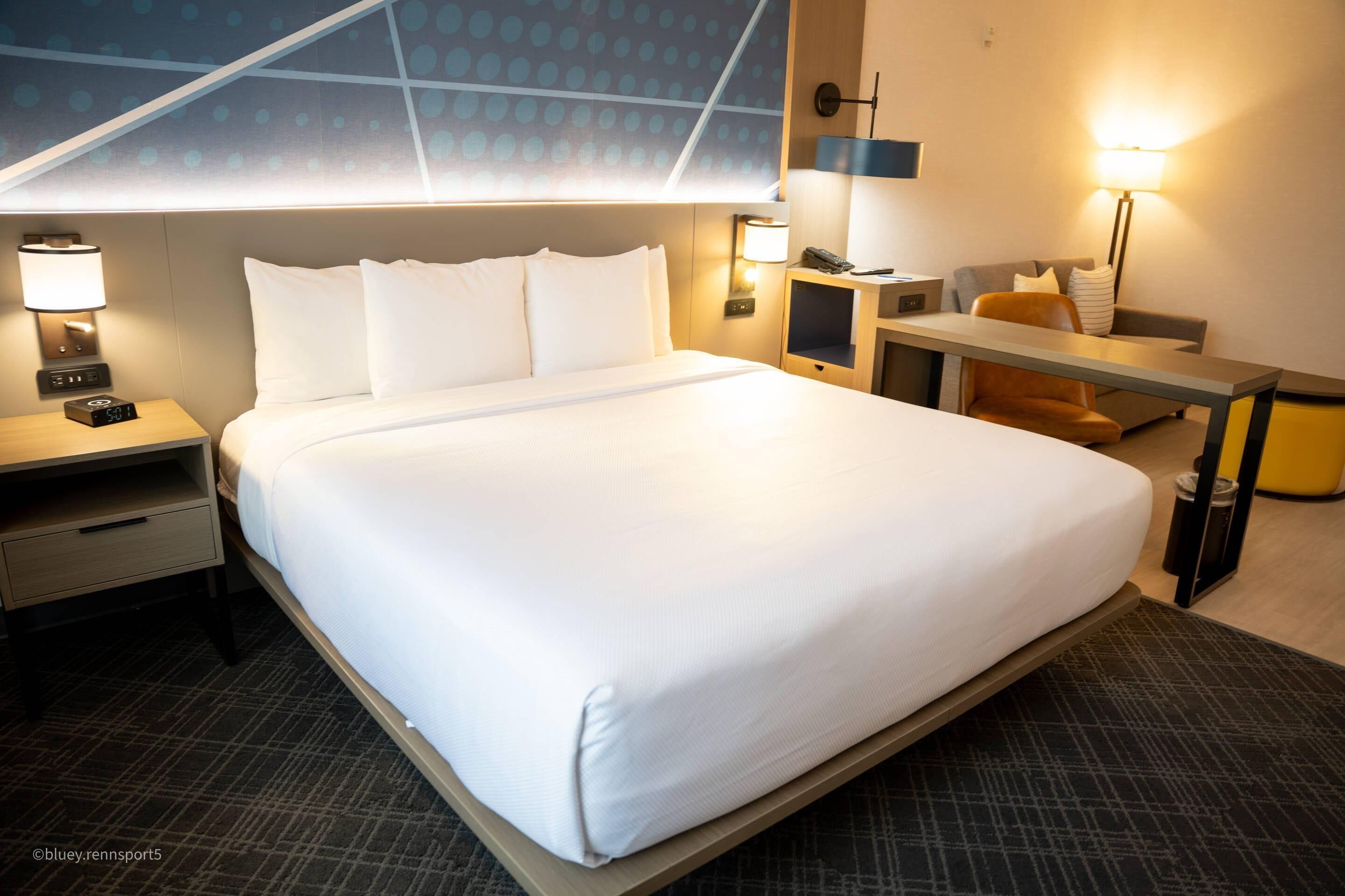 Roupas de cama premium, camas com colchões pillow-top, escrivaninha