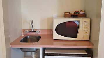 Quarto duplo conforto, geladeira e micro-ondas | Cozinha americana privada | Geladeira, micro-ondas, chaleira elétrica, torradeira