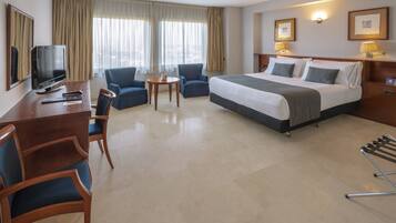 Roupa de alta qualidade, edredões de penas, minibar, cofre no quarto