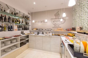 Café da manhã com buffet todos os dias mediante uma taxa