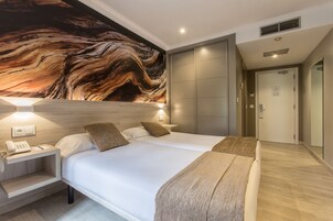 Quarto casal | Roupas de cama premium, escrivaninha, espaço de trabalho para notebook
