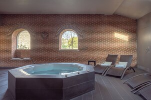 Salas para tratamentos a dois, sauna seca, banheira de hidromassagem