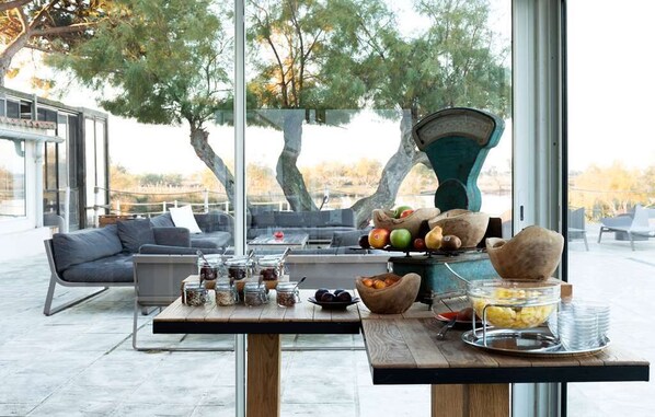 Serviço de almoço e jantar; culinária francesa, vistas para a piscina