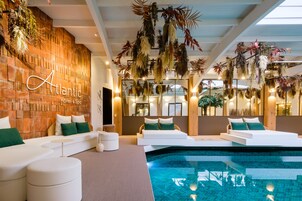 Piscina interna, funciona das 10h30 às 19h, espreguiçadeiras