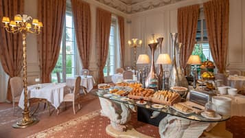 Pequeno-almoço tipo buffet diário (24 EUR por pessoa)