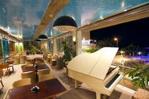 2 restaurantes, almoços servidos, cozinha internacional 