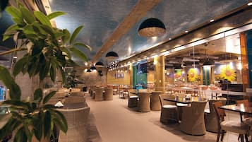 2 restaurantes: opção de almoço e jantar