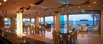 2 restaurantes, almoços servidos, cozinha internacional 