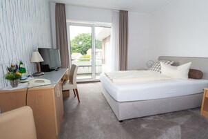 Quarto Individual | Com decoração personalizada, com mobília individualizada, secretária 