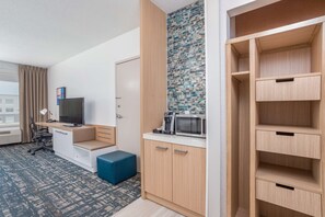Quarto Deluxe, 1 cama king-size, acessível, banheira (Mobility & Hearing) | Roupa hipoalergénica, cofre no quarto, secretária 
