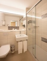 Quarto casal ou duplo superior | Banheiro | Chuveiro/banheira combinados, secador de cabelo, toalhas de banho