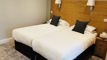 Quarto Twin Superior, casa de banho privativa | Cofre no quarto, secretária, Wi-fi grátis, roupa de cama fornecida
