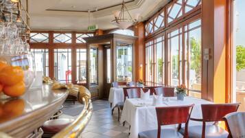 4 restaurantes: servem pequenos-almoços, almoços e jantares