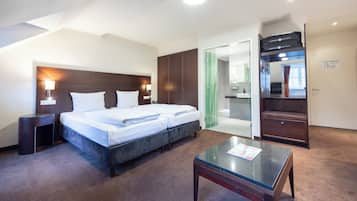 Roupa hipoalergénica, minibar, cofre no quarto, secretária