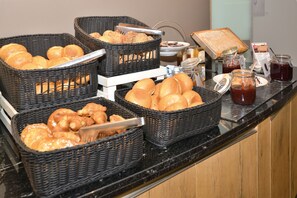 Café da manhã com buffet grátis durante a semana