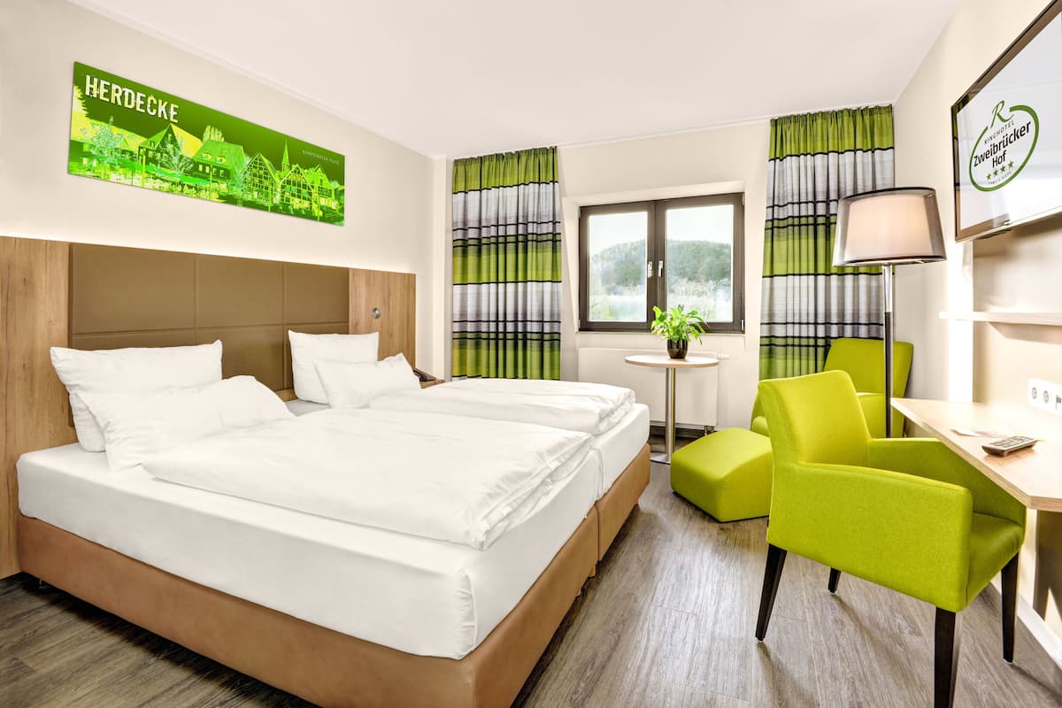 Quarto casal conforto | Roupas de cama antialérgicas, frigobar, cofres nos quartos, escrivaninha