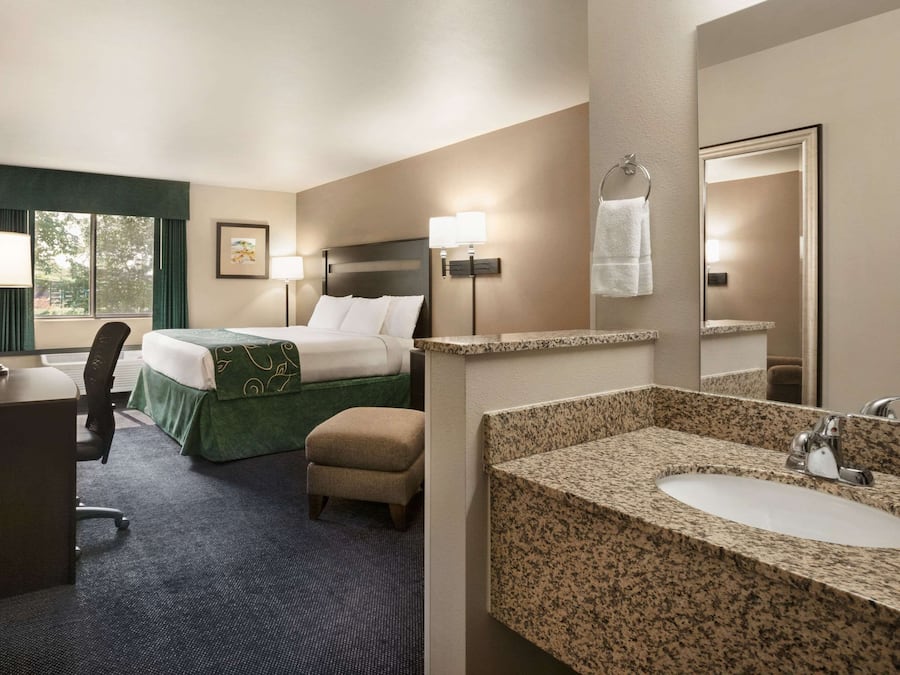 Quarto, 1 cama King, para não fumantes | Escrivaninha, cortinas blackout, ferros/tábuas de passar roupa