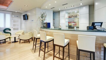 Minibar, cofre no quarto, secretária, quartos insonorizados 