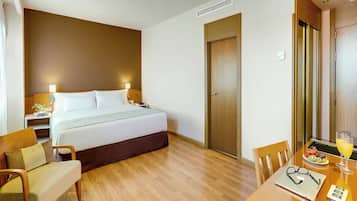 Frigobar, cofres nos quartos, escrivaninha, quartos à prova de som