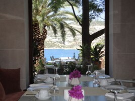 3 restaurantes, jantares servidos 